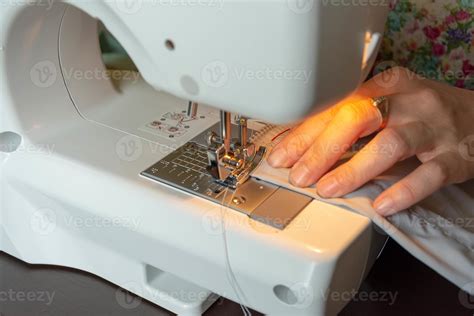 máquina de costura elétrica mãos de costureira trabalhando máquina de costura Foto