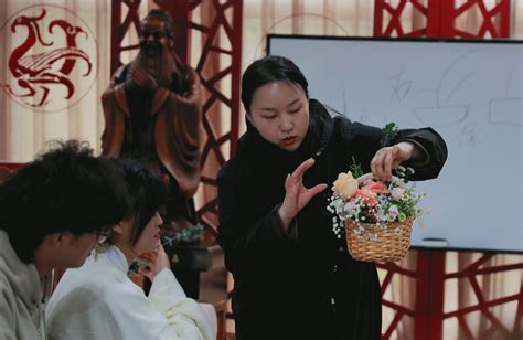学校举办中国传统插花艺术主题活动