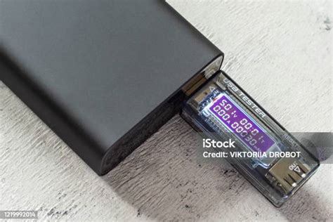 파워 뱅크 측정 지표와 회색 배경에 Usb 멀티 미터 충전기 검출기 전류 전압 측정을 위한 다중 계량 전자 측정 장치 0명에