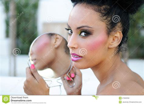 Mooi Zwart Meisje Met Spiegel Stock Foto Image Of Bewondering