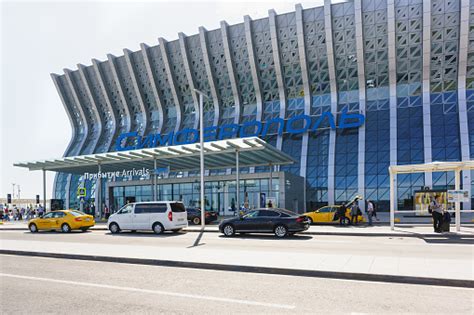 이름 심페로 폴과 비문 공항 건물에 도착 도착 하는 승객을 위한 출구 지점 공항에 대한 스톡 사진 및 기타 이미지 공항