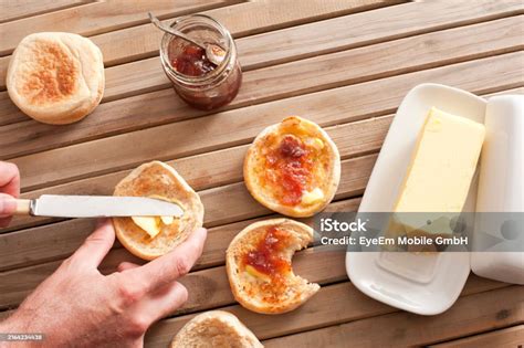 테이블 나이프를 사용하여 빵에 버터와 잼을 적용하는 남자의 자른 손 건강에 좋지 않은 음식에 대한 스톡 사진 및 기타 이미지 건강에 좋지 않은 음식 남자 버터