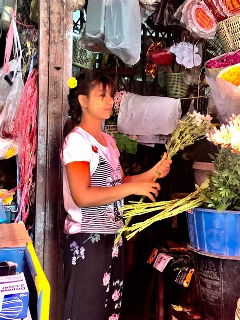 Dvb ဒေါ်အောင်ဆန်းစုကြည်မွေးနေ့ မဲဆောက်မြို့တွင် ပန်းသပိတ်ပြုလုပ် ဓာတ