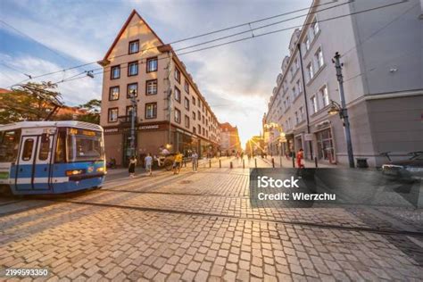 현대적인 블루 전기 트램 브로츠와프 올드 타운 폴란드의 일몰에 전통적인 유럽 건축물과 함께 역사적인 조약돌 거리를 따라 이동 2024년에 대한 스톡 사진 및 기타 이미지