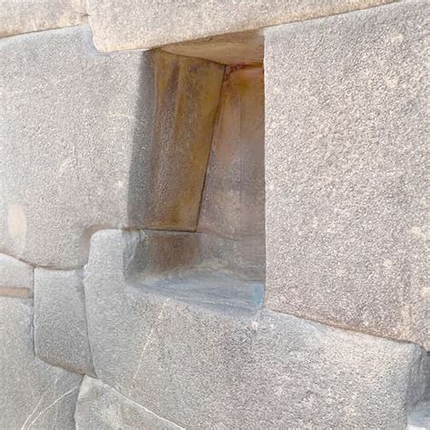 토탈 페루 쿠스코의 화강암 블록이 서로 단단히 맞물려 있는 모습을 감상하는 것만으로도 장인 정신이 느껴져요 잉카의 석공들은 모르타르가 필요 없을 정도로 정밀한 이음새를