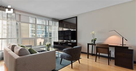 갈색 나무 테이블 옆에 있는 회색 단면 소파 사진 Unsplash의 무료 거실 이미지