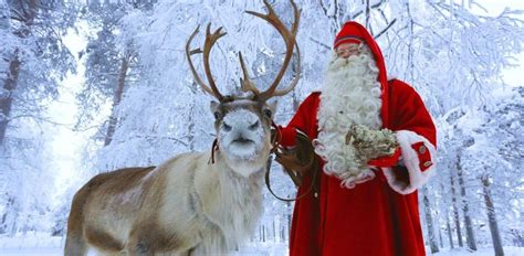 Papá Noel se preapra para llevar los regalos a los niños de todo el