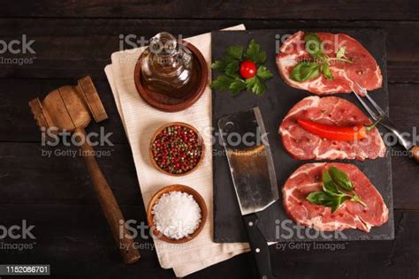 야채 소금 로즈마리 향신료가 있는 원시 돼지 고기 스테이크는 돌 테이블 위에 요리 합니다 평면도 0명에 대한 스톡 사진 및 기타