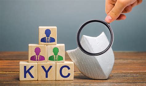 Kyc라는 단어와 나무 블록 고객 클라이언트를 알고있다 비즈니스 관계 유지와 관련된 Id 적합성 및 위험을 확인합니다 뇌물 방지