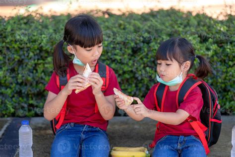 Niños Comiendo Al Aire Libre En La Escuela Desayuno Escolar Saludable