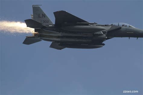 一架 F 15E 攻击鹰于 2021 年 7 月 13 日在英格兰莱肯希思的莱肯希斯皇家空军附近起飞后出现故障战斗机尾部喷出黄色火焰 ZZXXO