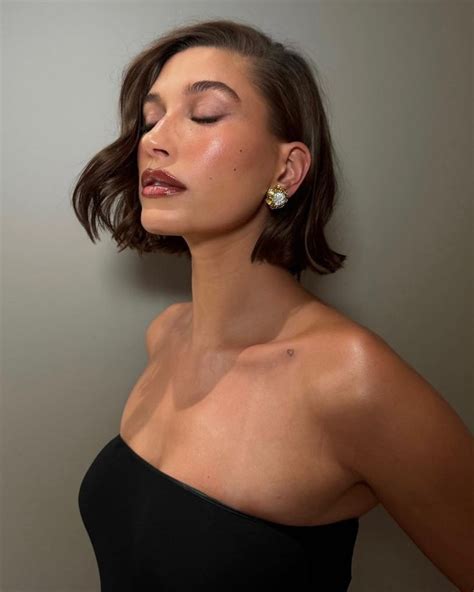 Haileys Faux Freckles Look So Fresh On Autumn Skin Chic Hairstyles