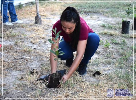 Estudiantes de FCA contribuyen al medio ambiente plantando árboles