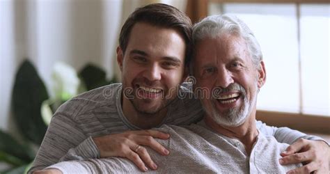 Guapo Joven Abrazando Hombros De Feliz Padre Anciano Almacen De Video