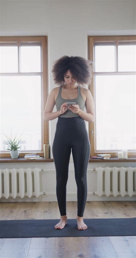 有关个人空间 休閒裝 伸展 健康 健康的生活型態 健身 健身习惯 健身器材 健身房 健身模特兒 冥想 呆在家里 和諧 在家 在形状 地平線 女人 女孩 女性