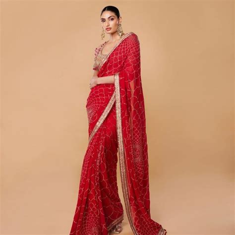 Navratri Special नवरात्रि पर इन सेलिब्रिटी की तरह स्टाइल करें साड़ी