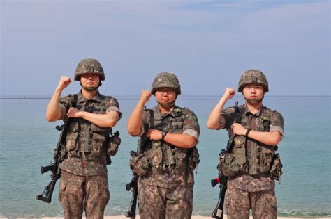 새벽 해안경계작전 중 바다에 들어간 여성 구조 도운 육군 장병 노컷뉴스