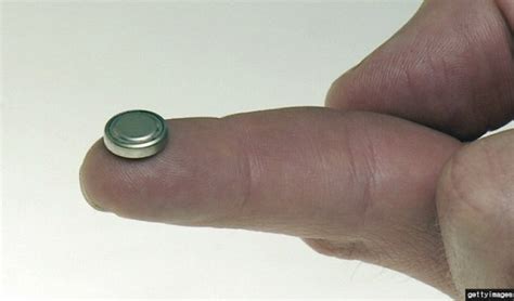 리튬 건전지 삼켜 폐에 ‘구멍 뚫려 죽을뻔한 아기 인사이트