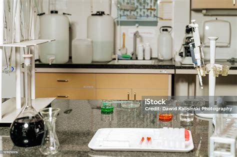 병원 실험실의 실험실 장비로 둘러싸인 실험실 유리 제품의 샘플 개수대에 대한 스톡 사진 및 기타 이미지 개수대 교육 실험실 Istock