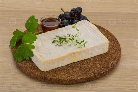 Fromage Brie Sur Planche De Bois Et Fond De Bois 11547573 Photo De