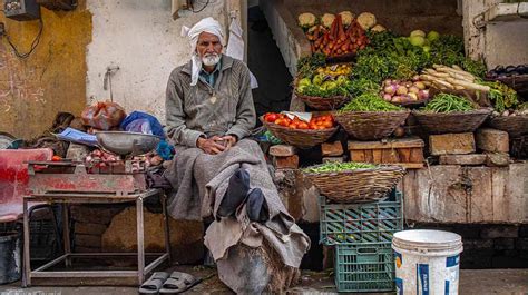 Essential Commodities Become Unaffordable As Inflation Grips Pakistan
