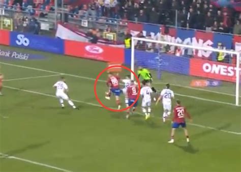 Szalona końcówka w Częstochowie Obrońca Rakowa bohaterem WIDEO