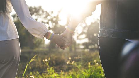 숲에서 손을 잡고 Lgbt 커플의 자른 샷 여름 봄 성소수자 행복 개념 2명에 대한 스톡 사진 및 기타 이미지 2명 감정 꽃 식물 Istock