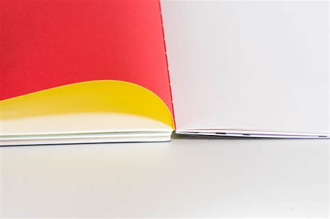 흰색 빨간색 노란색 디자인 종이 배경에서 빈 책을 열었습니다 0명에 대한 스톡 사진 및 기타 이미지 0명 공란 교과서