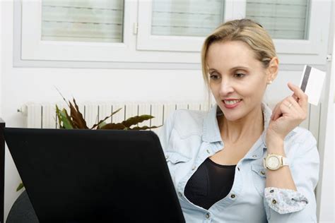 Mujer Usando Una Computadora Portátil En Casa Foto Premium