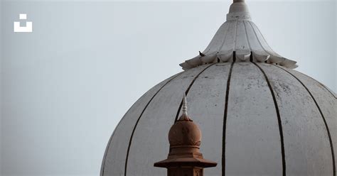 꼭대기에 돔이 있는 큰 흰색 건물 사진 Unsplash의 무료 알리가르 무슬림 대학교 이미지