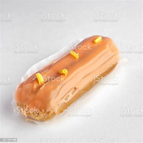 전통적인 프랑스 디저트 흰색 배경에 커스터드와 유약과 에클레어 에클레어에 대한 스톡 사진 및 기타 이미지 에클레어 0명