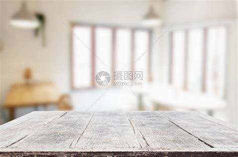 选中的空焦距棕色木制桌和咖啡店或餐馆背景模糊高清图片下载 正版图片502852114 摄图网