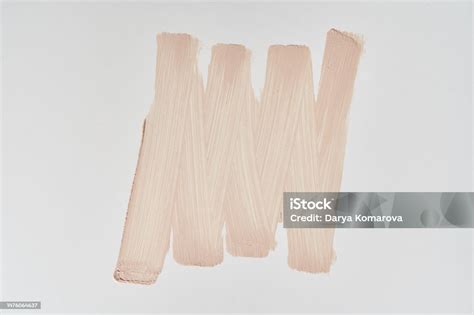 기초의 번진 스트로크 피부의 완벽 함 아름다움 미용 및 메이크업의 개념 디자인 템플릿 광고 포스터 흰색으로 강조 표시됩니다 공간을 복사합니다 고품질 사진 색상 견본에 대한