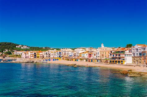 칼레 라 드 Palafrugell 카탈로니아 스페인 가까운 바르셀로나의 바다 풍경입니다 멋진 모래 해변과 좋은 베이 맑고 푸른