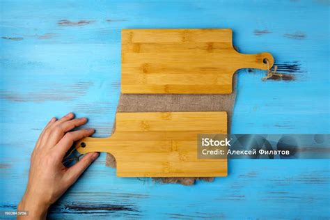 나무 파란색 테이블에 2인용 나무 도마 상단 보기 텍스트를 위한 복사 공간 고급 요리에 대한 스톡 사진 및 기타 이미지 고급 요리 냅킨 데크 Istock