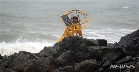 거센 파도에 좌초된 등부표