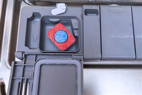 식기 세척기의 플라스틱 용기에 빨간색 다채로운 식기 세척기 태블릿 가사 집안일에 대한 스톡 사진 및 기타 이미지 가사 집안일 가정 주방 가정의 방 Istock