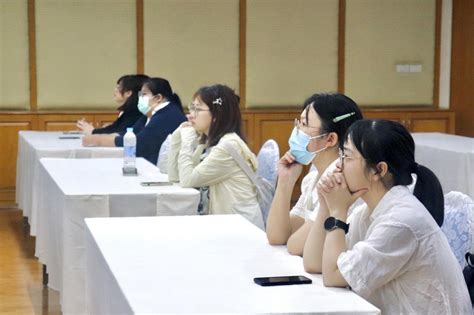 คณะอาจารย์และนักศึกษา คณะพยาบาลศาสตร์ จากมหาวิทยาลัยบูรพา หลักสูตรพยาบาลศาสตรมหาบัณฑิต และ