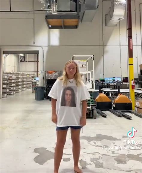 Photo Eva Benefield Wearing T Shirt With Ashley Benefield Mug Shot On It