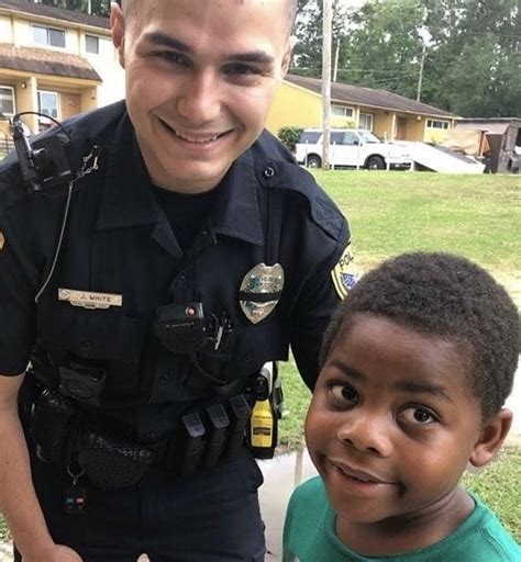 Un Niño Marca El 911 Buscando Ayuda De Un Oficial De Policía