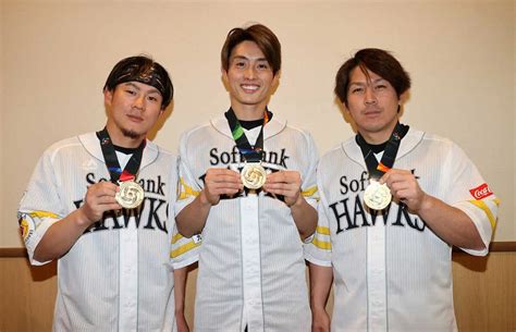 オープン戦＜ソ・広＞優勝報告とメダルを披露する（左から、牧原、周東、甲斐） ― スポニチ Sponichi Annex 野球