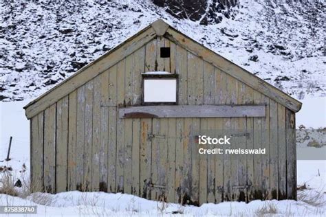 부서진된 오래 된 나무 Rorbu 또는 낚시 오두막 Snowcovered 바닥 Eggumvestvagoyalofoten
