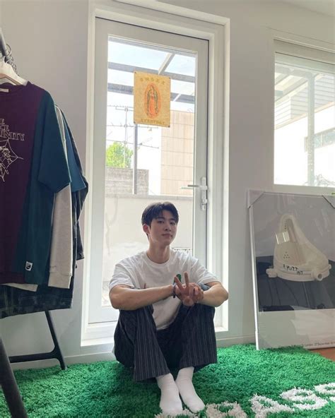 Idol KPop Cowok Ini Ulang Tahun Di Bulan Oktober