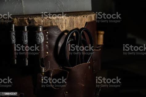나무 배경에 가죽 공예 도구 세트입니다 제화기술자를 위한 작업장 0명에 대한 스톡 사진 및 기타 이미지 0명 가죽 가죽