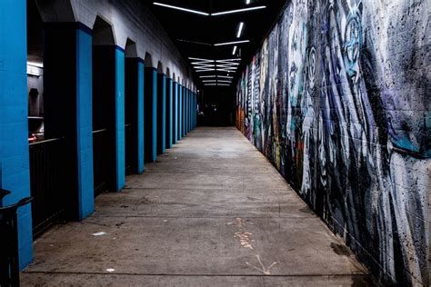 회색 콘크리트 벽에 파란 나무로 되는 문 사진 Unsplash의 무료 오클라호마 주 이미지