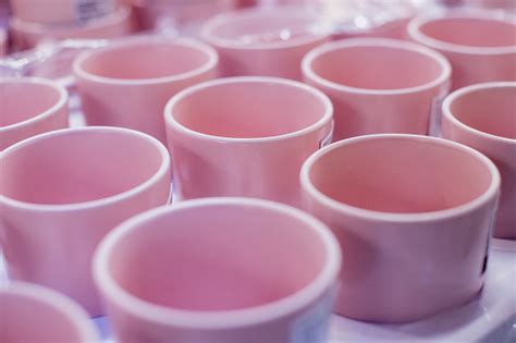 빈 세라믹 컵의 배경 매장의 선반에 흰색과 파란색 컵커피 중독과 그릇 제품의 개념카페 또는 레스토랑에서 깨끗한 핑크 컵의 행 0