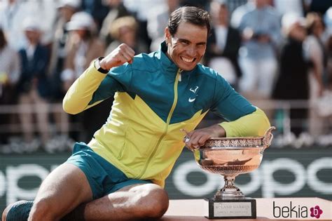Rafa Nadal Con Su Trofeo De Roland Garros 2022 Final De Roland Garros