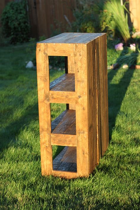 Made With Love That Can Be Felt Diy Pallet Bookshelf