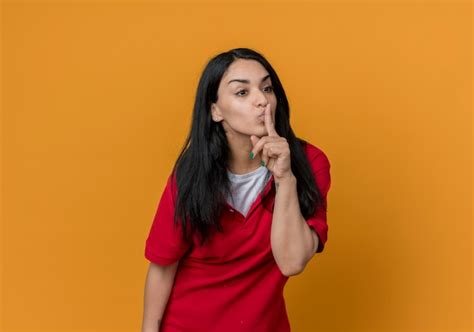 Linda Jovem Morena Caucasiana Coloca O Dedo Na Boca Gesticulando Para