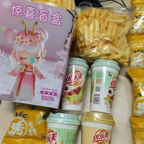 高一B部 紧张激动抽盲盒啦 奖品 陈文连 石海宁